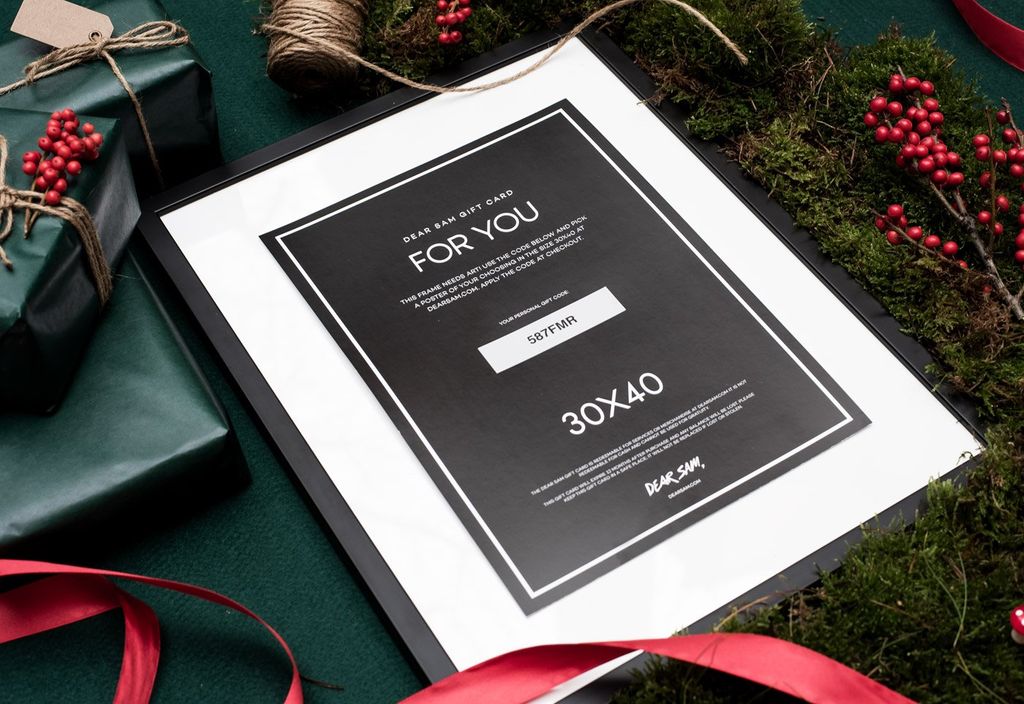 Presentkort - Ett paketpris av en svart ram och fiktiv poster | DearSam.ie